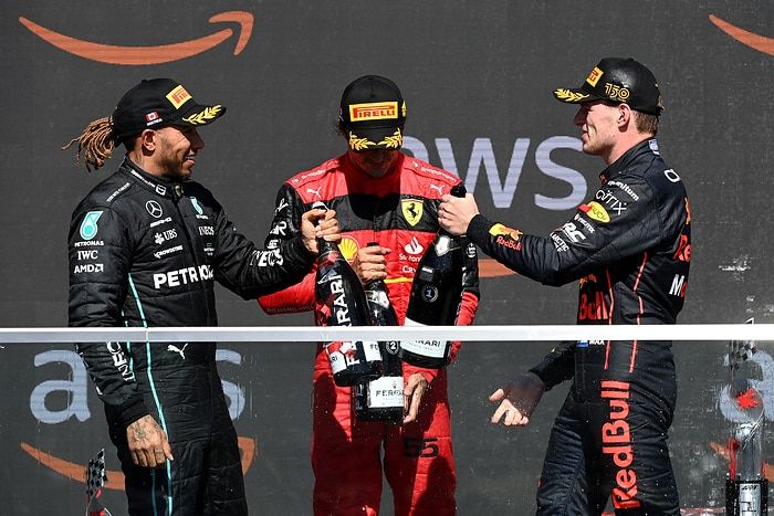 Hamilton schittert eindelijk bij Ferrari: "Met deze auto voel je je als ...