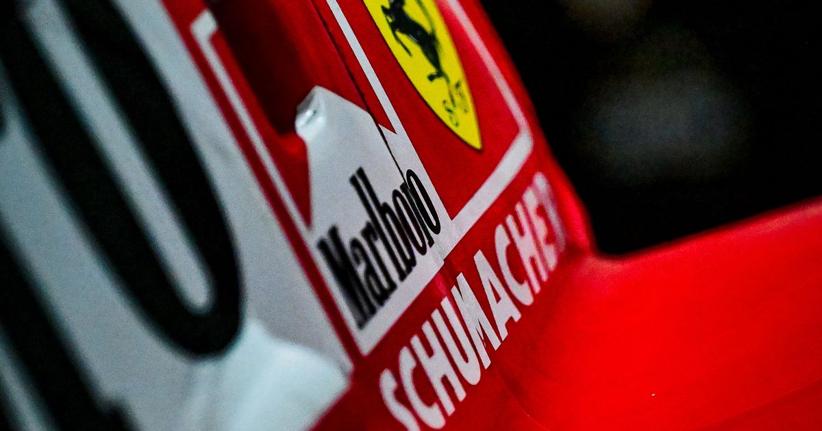 Op 80-jarige leeftijd achter het stuur van Schumachers Ferrari F310B ...