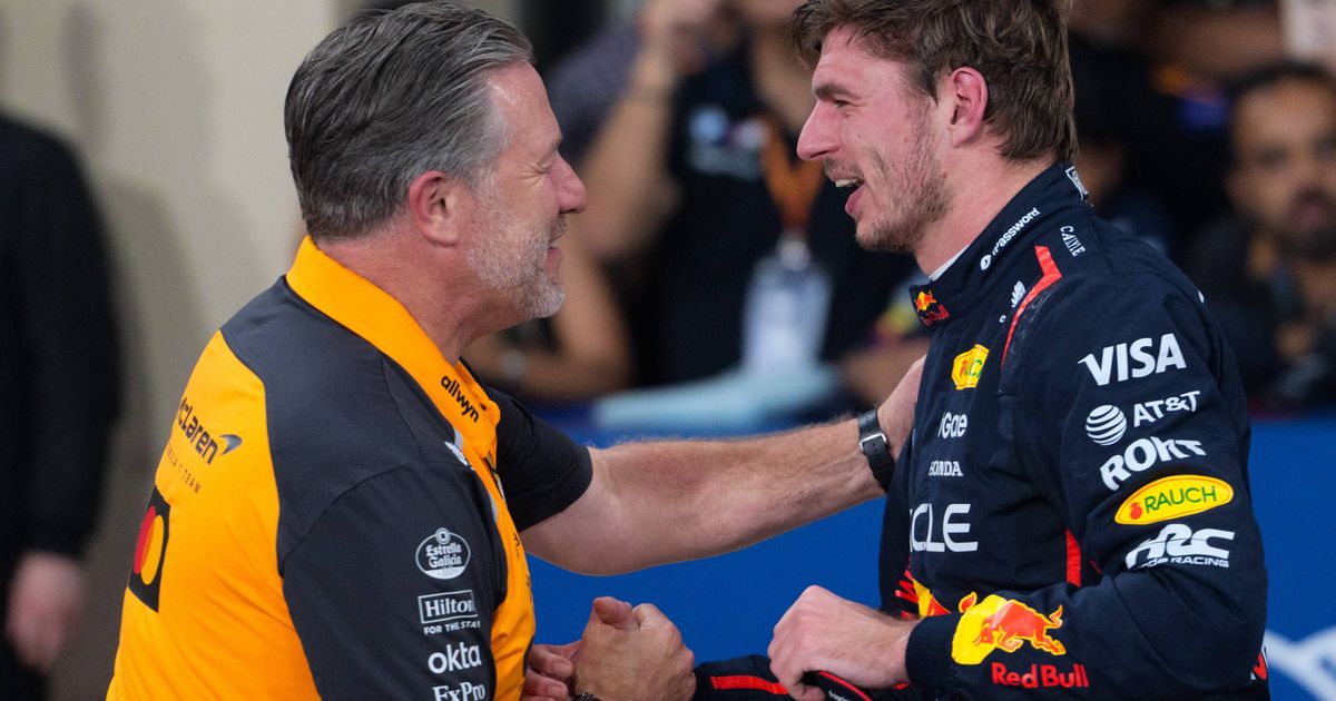 Verstappen lacht na uitpakken van strategisch 'kerstcadeau': 'Zal deze ...