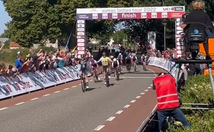 Team DSM heerst in Nederland: Wiebes gunt ploeggenote Kool de zege in ...