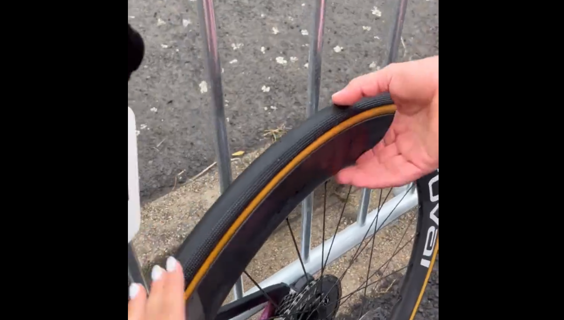 Een lekke band blijkt reden voor matige sprint Kopecky: 'Heel mooi dat ...