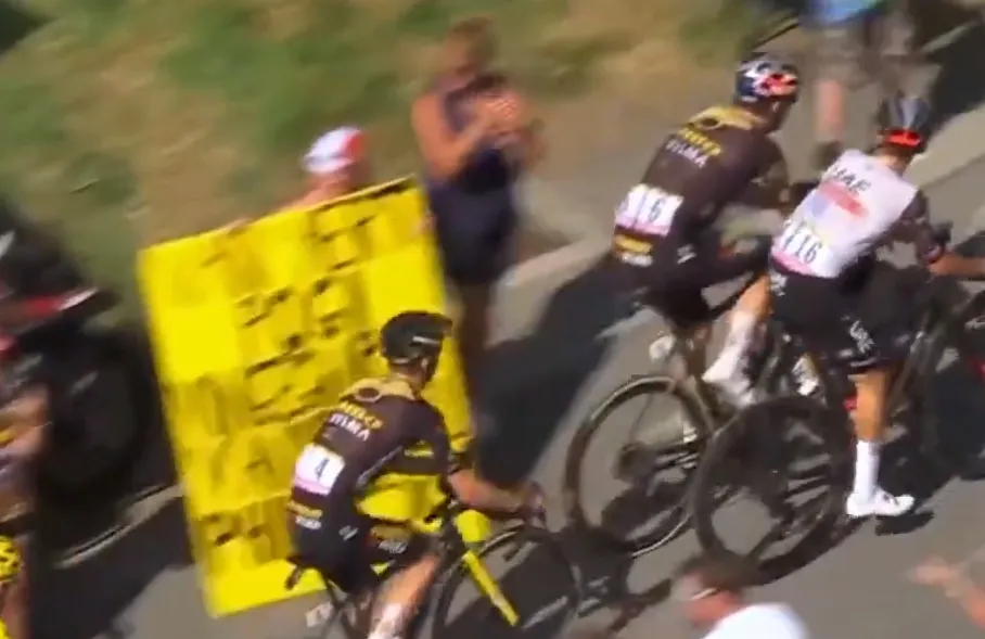 🎥 Van Aert pulls off action of the day with "mind game": "Wanted to ...