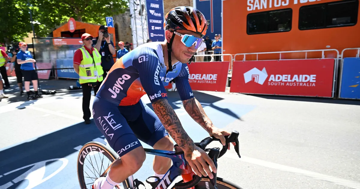 Caleb Ewan defeats strong sprint field in thrilling Castilla y Leon finish