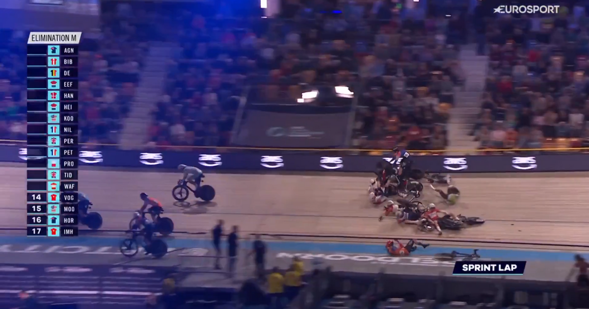 🎥Mega crash shakes up elimination race in Apeldoorn: nearly the entire ...