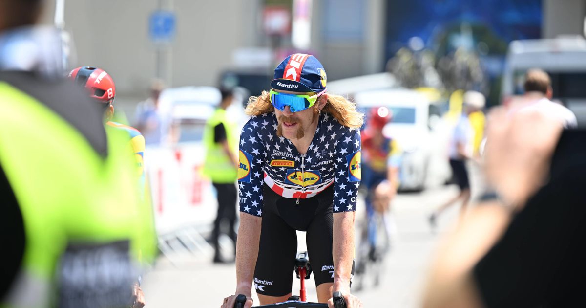 Showman Simmons hekelt 'saaie' wielersport: 'Je moet mensen wat geven ...