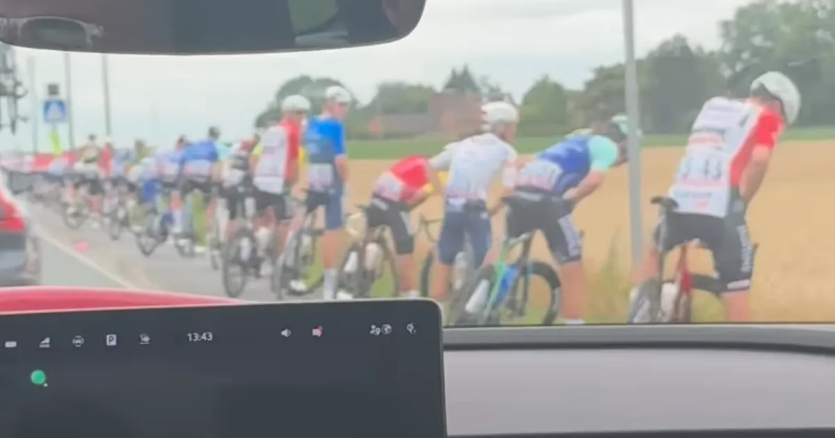🎥 Group ritual or nervous pee break? Entire Tour peloton makes pit stop ...