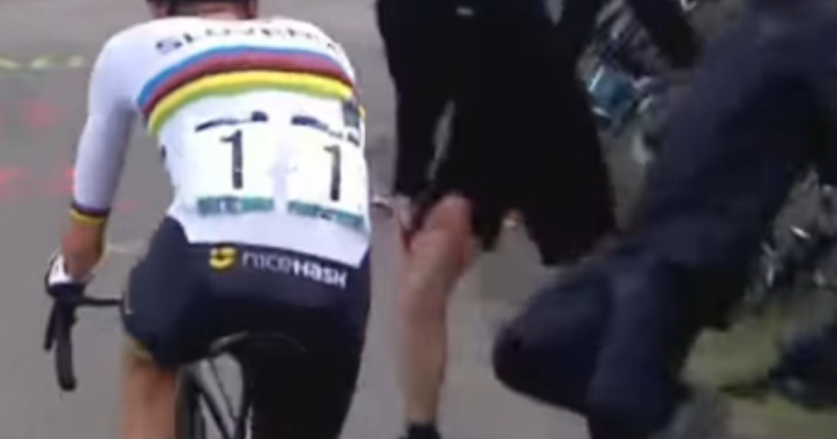 🎥 Stickers on his back and kicking motions: Tadej Pogacar harassed by ...