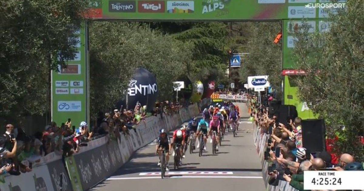 Tom Pidcock ziet af in Tour of the Alps, maar wint tóch derde etappe na ...