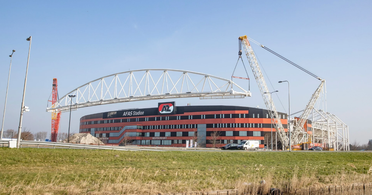 Mega-truss van 600 ton op stadion AZ gehesen