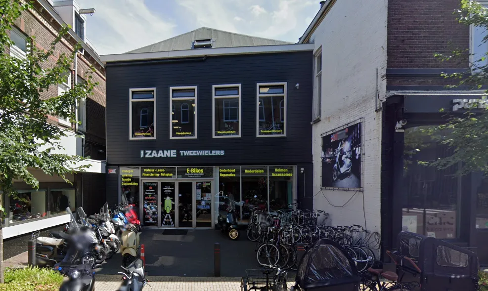 Pand Van Zaane Tweewielers Westzijde in de etalage