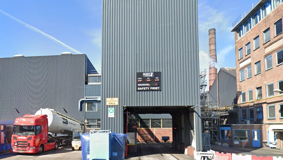 Mysterieuze uitstroom Norit met 'witte vlekken' in Noordzeekanaal