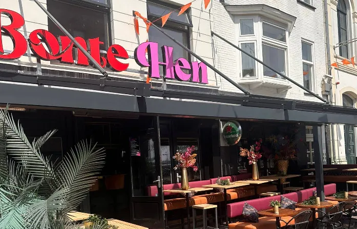 Café Bonte Hen ontruimd na stankmelding; twee mensen naar het ziekenhuis