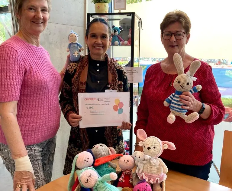 Handwerkcafé Oosterheem ontvangt cheque voor goed doel