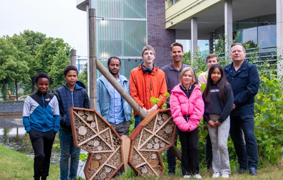 Zwolle is drie heel mooie insectenhotels rijker door Zwolse basisschoolleerlingen en studenten ...