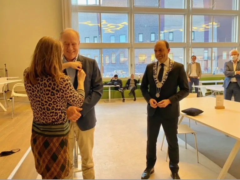 Dr. Peter Houpt krijgt op zijn laatste werkdag bij Isala een ...