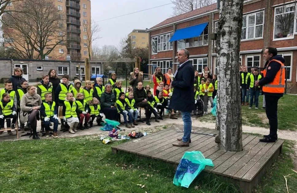 Basisschoolleerlingen komen in actie tegen zwerfvuil tijdens de Week ...
