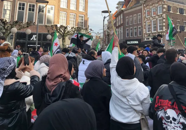 Syriërs vieren feest in Zwolle nadat president Bashar al-Assad Syrië is ...