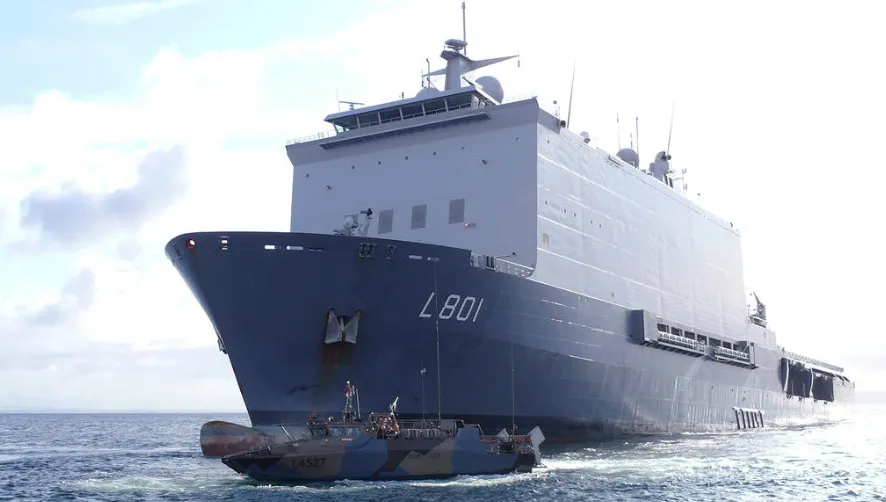 Nederlandse Marine begeleidt een vloot van zes Russische schepen door ...