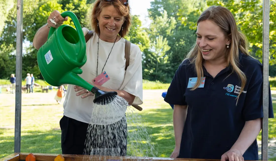 Tachtig liefhebbers van natuur en duurzaamheid planten zaadjes die ...