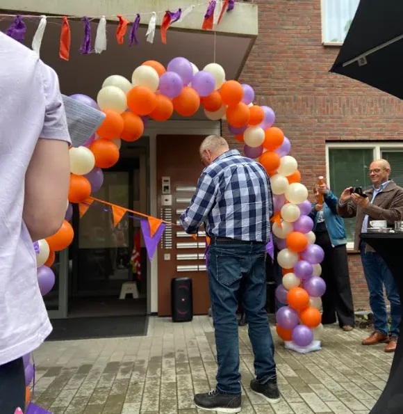 Bewoners nemen officieel intrek in de nieuwe en gemoderniseerde zorgappartementen aan de Eikenlaan