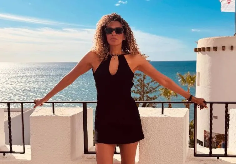 Tatyana Beloy met schaamrood op de wangen nadat ze 'betrapt' wordt met ...