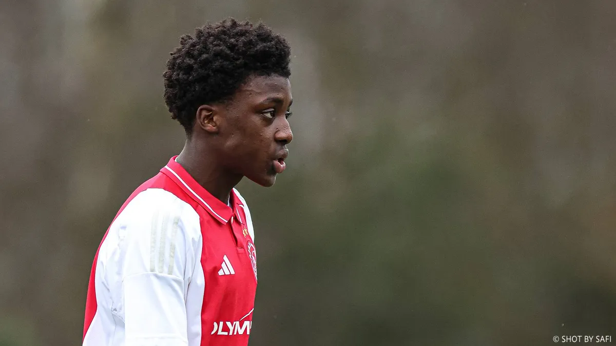 Ajax O15 scoort erop los in tweede helft en zet grote score neer tegen AZ O15