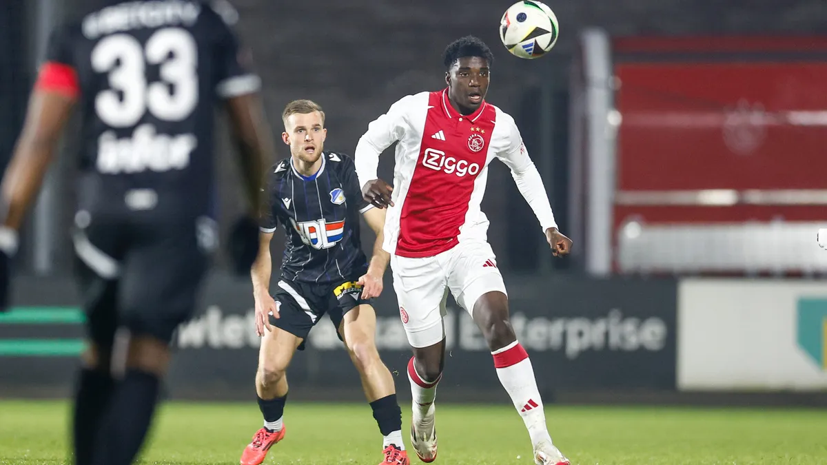 Ajax beloont Johnson met nieuw contract: 'Vertrouwen in mooie toekomst ...