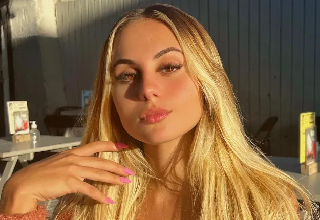 Mega-populaire Insta-babe Lara doet ons groot plezier door veel te ...