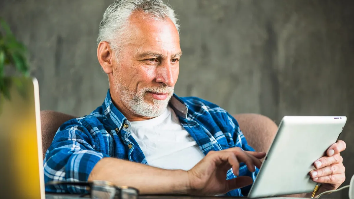 67-jarige Nederlander wil trouwen met 17-jarig online liefje, maar ...