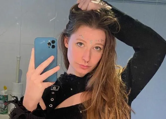 Flore, ooit uit Miss België gezet door haar pikante kiekjes, trakteert ...