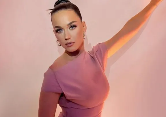 Kate Perry doet weinig moeite om haar 'kroonjuwelen' te verstoppen bij ...