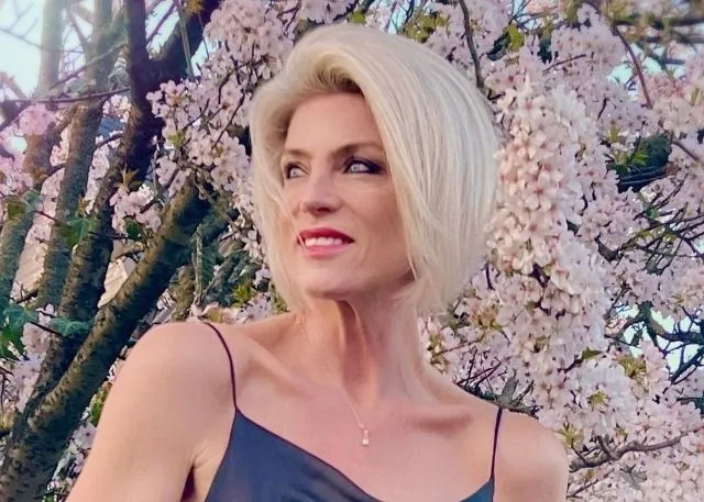 Joyce De Troch zit op Tram 5 maar in bikini maakt ze de tongen nog los ...