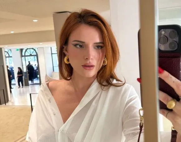 Bella Thorne laat ons van opzij mee loeren naar haar 'kroonjuwelen' en ...
