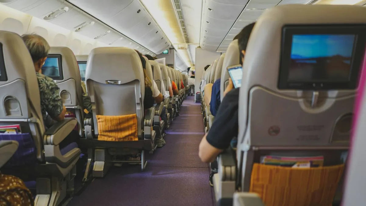 Stewardess onthult 'walgelijke' reden waarom ze zelf nooit een korte ...
