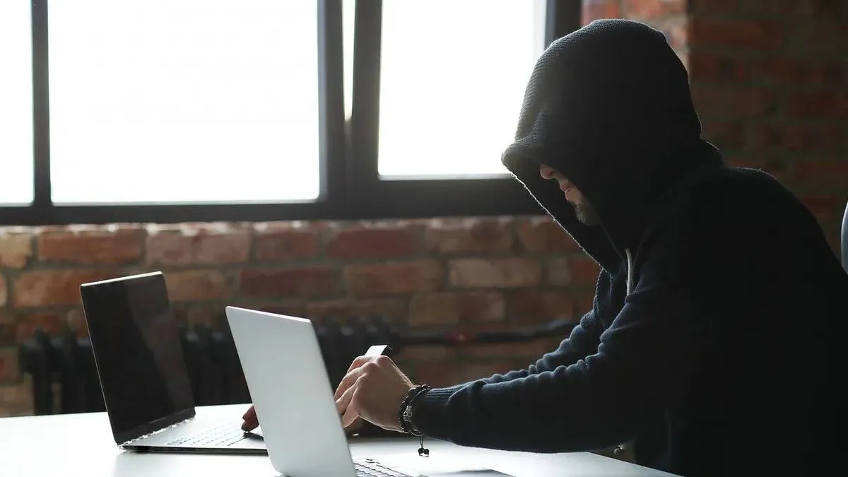 Professionele hacker onthult 5 veelgemaakte fouten waarmee hij je ...