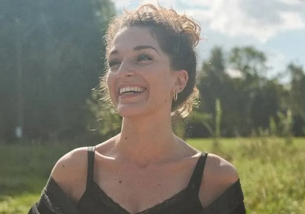 ‘Dertigers’-actrice Idalie Samad 'Baywatch-babe' gedoopt na heerlijke ...