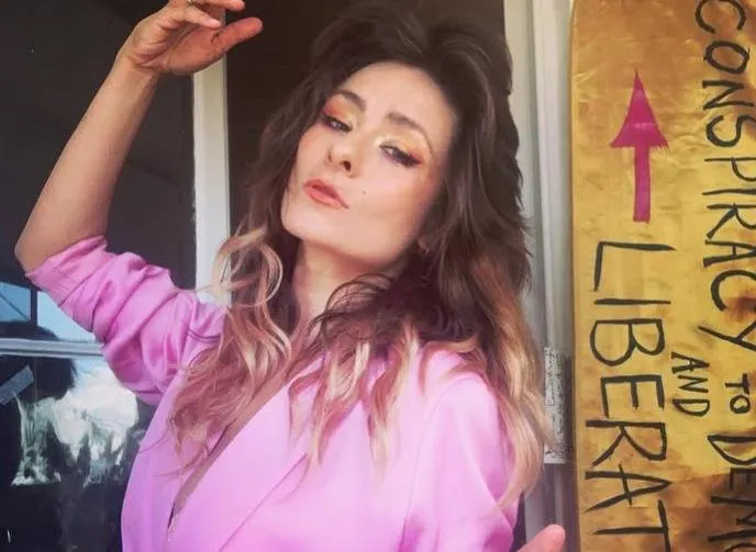 Betty speelt elke avond met zichzelf op een podium en het publiek mag ...