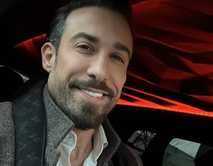 'Grapjas' Fabrizio is plots heel hard in zijn 'achterkant' gebeten ...