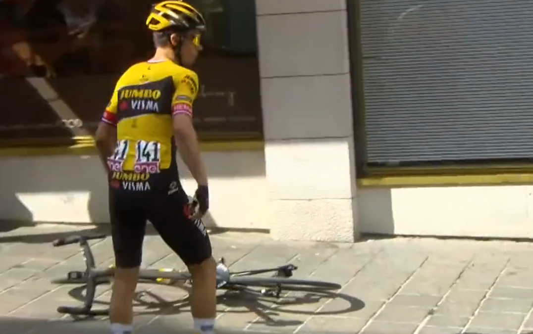 VIDEO: Primoz Roglic changes bikes in preparation for stage 19 finale ...