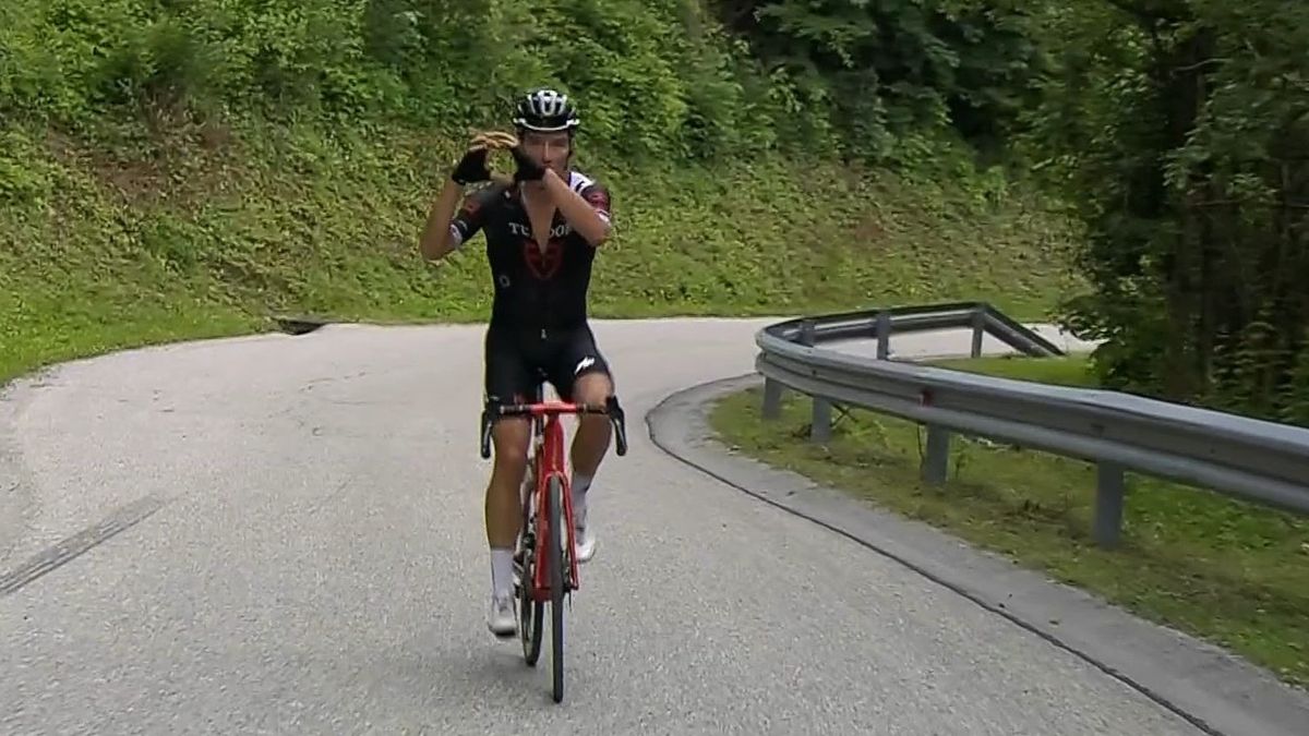 VIDEO: Tearful Simon Pellaud honours compatriot Gino Mäder at the Tour ...