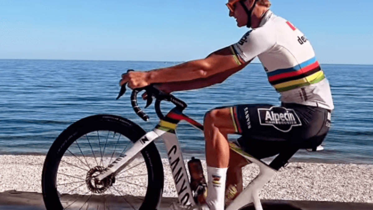 VIDEO: Mathieu van der Poel rides the length of a beach in typically ...