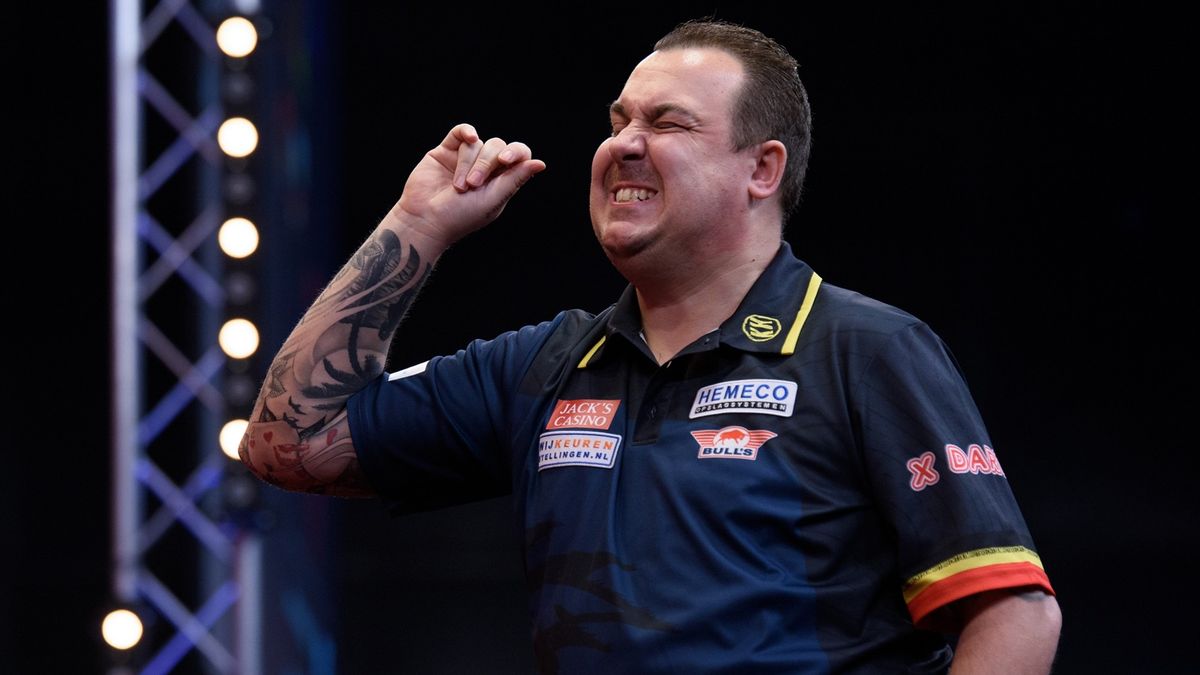 Huybrechts scolded by wife of Peter Wright after he tries to surprise ...