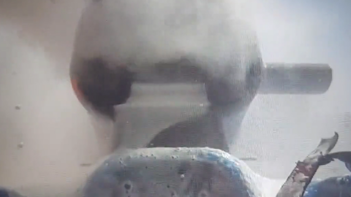 Enige vrije training Baku onderbroken: motor Gasly vat vlam en spuwt ...