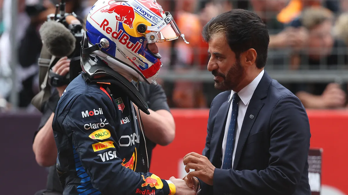 Tim Mayer opent de aanval op FIA president Ben Sulayem: "Hij bemoeide zich met de taakstraf van ...