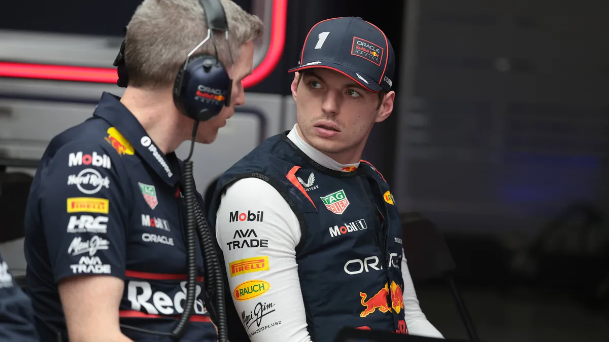 Max Verstappen wakkert geruchten aan dat hij niet blij is met de coureurswissel bij Red Bull