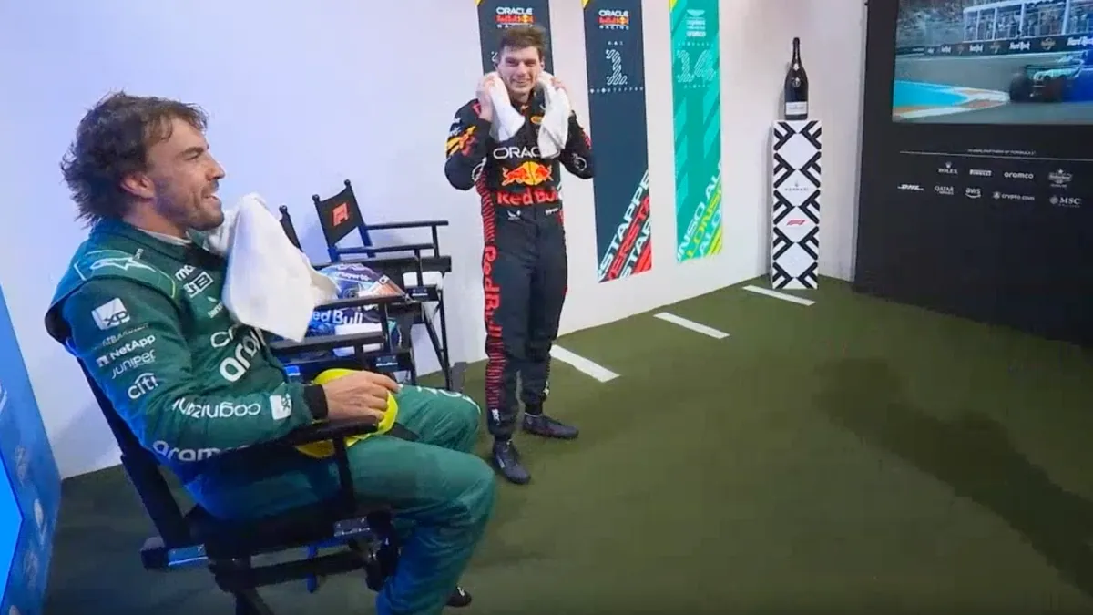 Video: Max Verstappen grapt met Fernando Alonso in de cooldown room: 'Je was dit keer aardig' | GP33