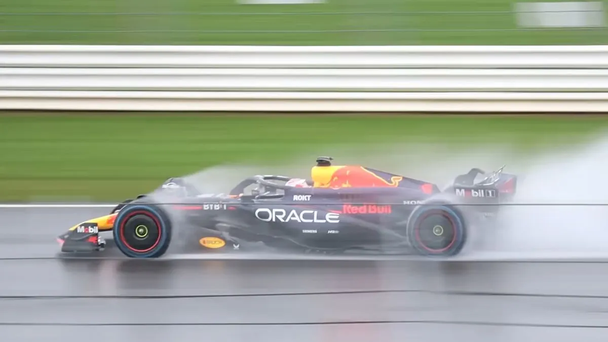 Video: Max Verstappen in actie op een nat Silverstone met nieuwe RB20 ...