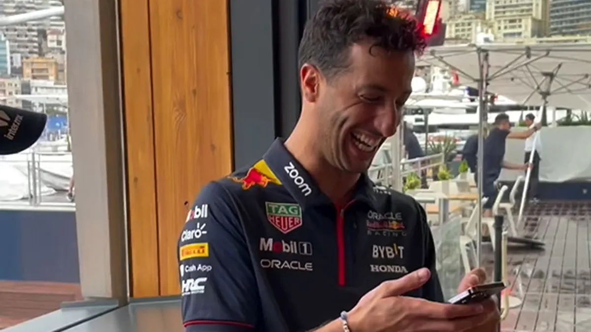 Video: Daniel Ricciardo drijft de spot met 'Sid' Max Verstappen | GP33