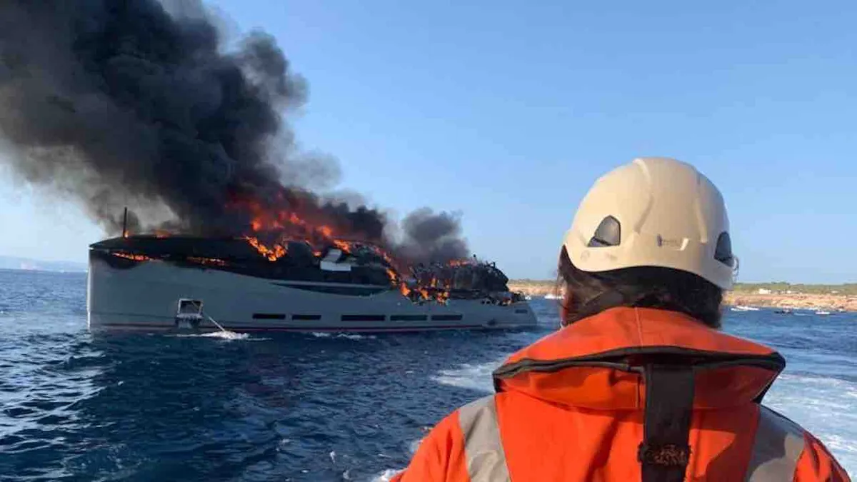 Gigantisch superjacht brandt compleet uit voor de kust van Formentera ...