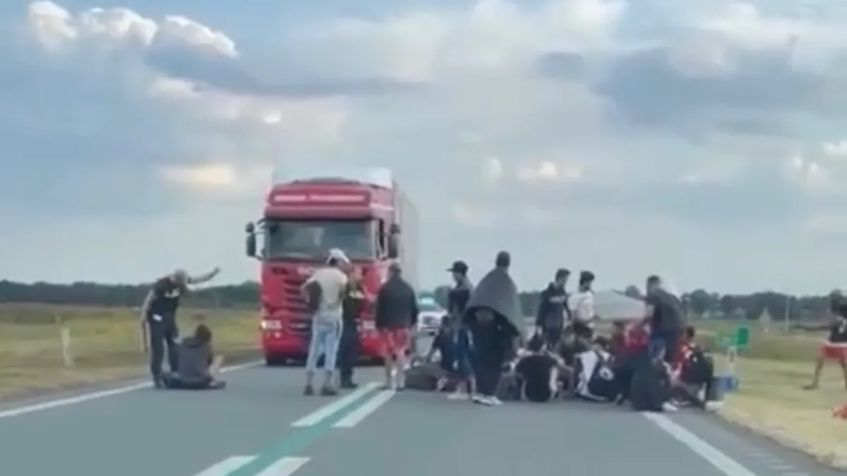 Vluchtelingen blokkeren weg in Nederland | LOESOE